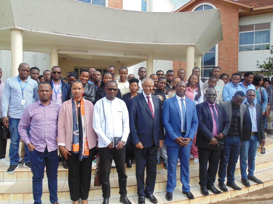 ABANYESHURI BA ULK, BASOBANURIWE IBY’AMARUSHANWA YO GUSOMA NO KWANDIKA ...